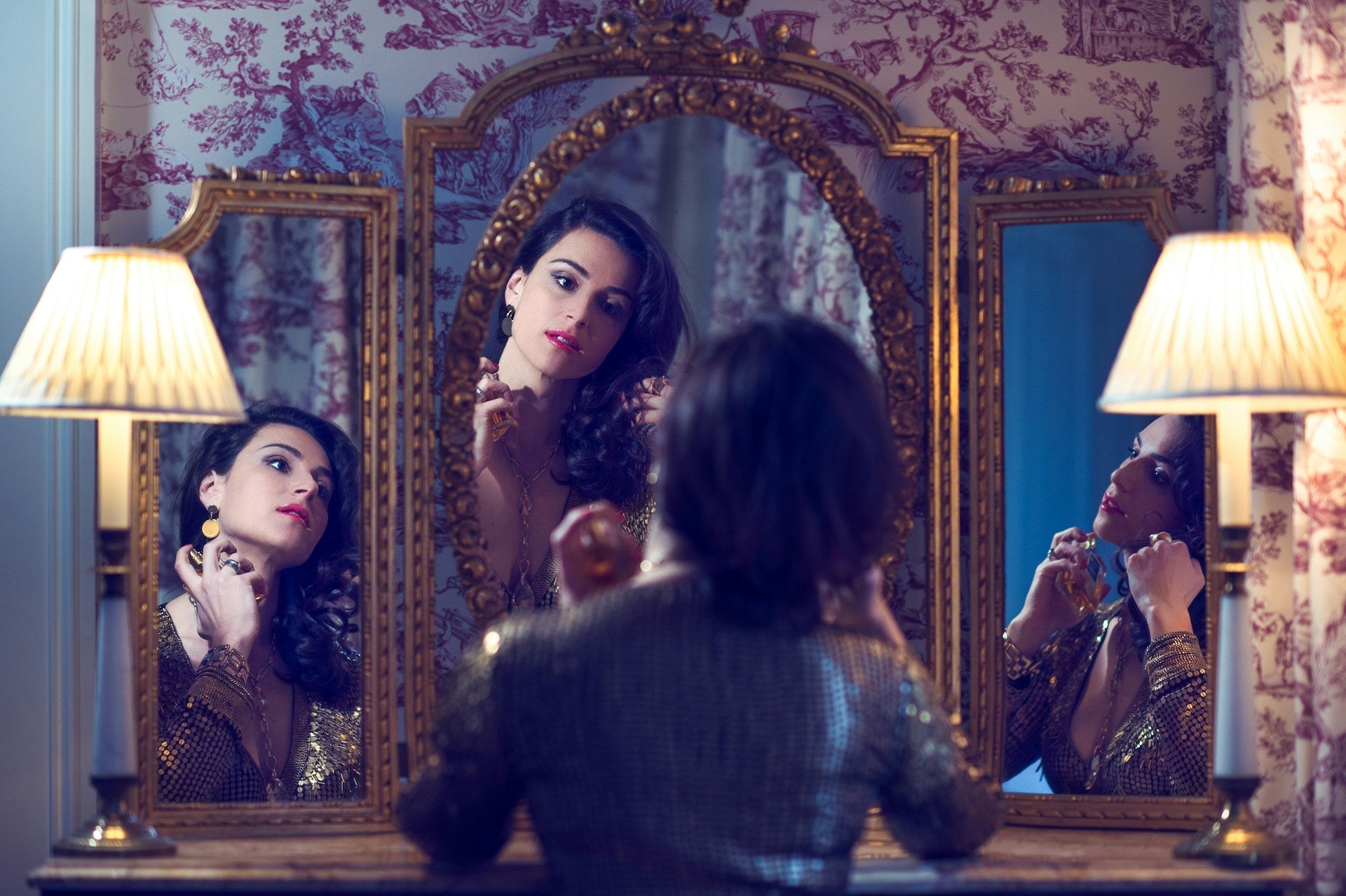 What Is a Hollywood Mirror? Get To Know Today – LED Mirror World